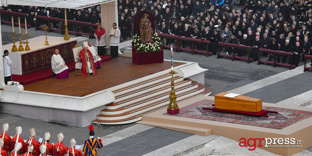 Funerali Papa Ratzinger, 50mila i fedeli in piazza