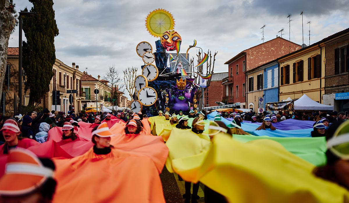 Il Carnevale di Fano: una tradizione colorata, golosa e unica nel suo ...